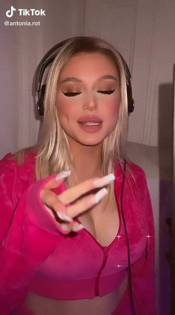 Antonia Rot (@antonia.rot) #cleavage #crop top #pink crop... «Ich habe ...