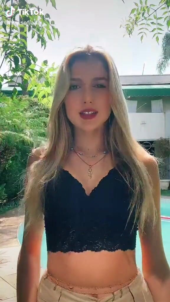 Sofia Furlani (@hey.sofiaaa) #cleavage #crop top #black crop... «marque aqui seu tiktoker ...