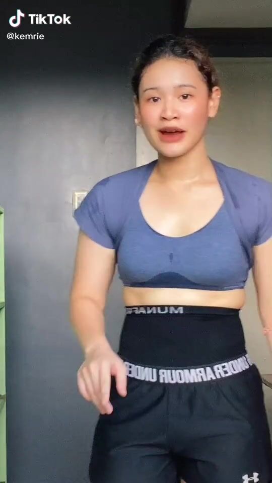 Kemrie (@kemrie) #cleavage #crop top #blue crop top «Leggings as a cape ...