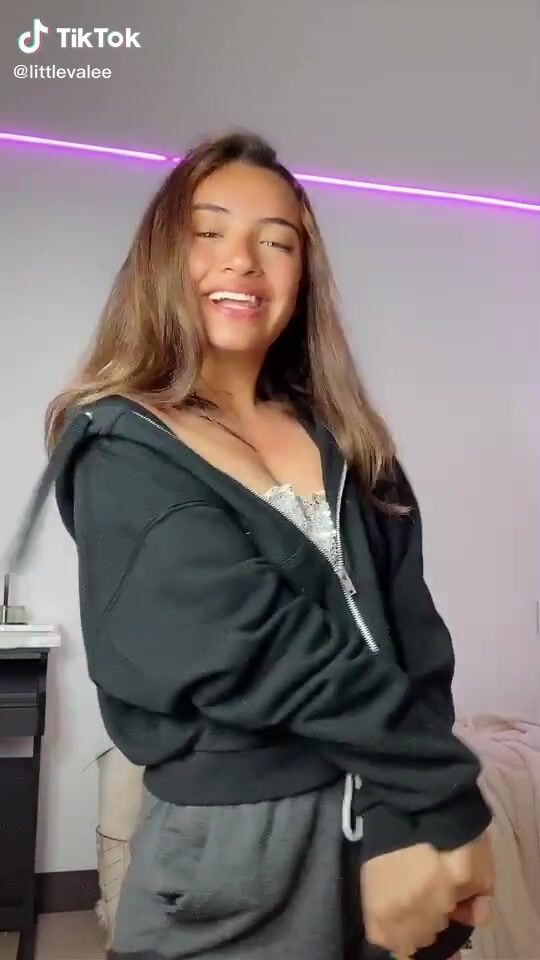 Valentina Garzon (@littlevalee) #cleavage «Todo lo que tengo es tuyo ...