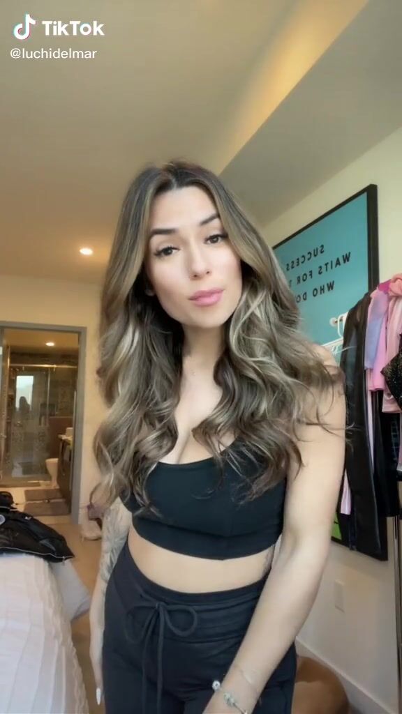 Luciana DelMar (@luchidelmar) #cleavage #crop top #black crop... «pero ...