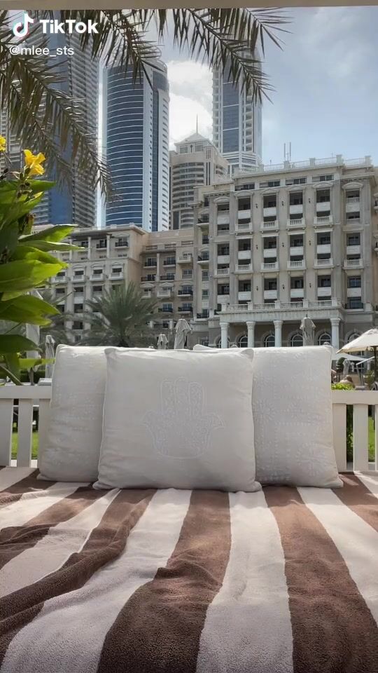 Mai Lee (@mlee_sts) #cleavage #bikini #tattooed body «On l’a refait vu ...