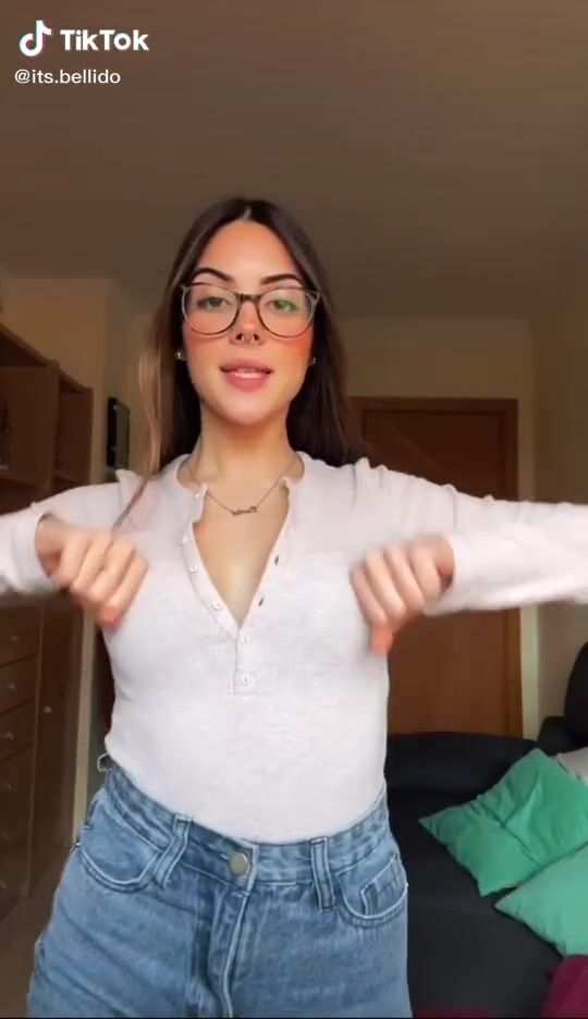 Lucía Bellido (@its.bellido) #cleavage «usad este audio y así os veo ...