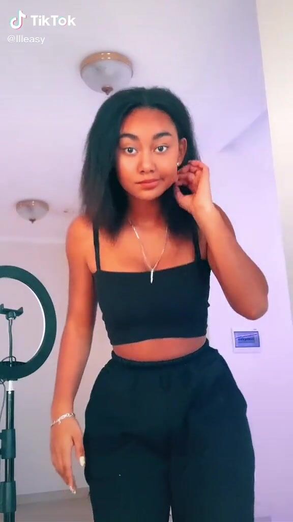 Elizabeth Anorue (@llleasy) #cleavage #crop top #black crop... «Ну я и ...