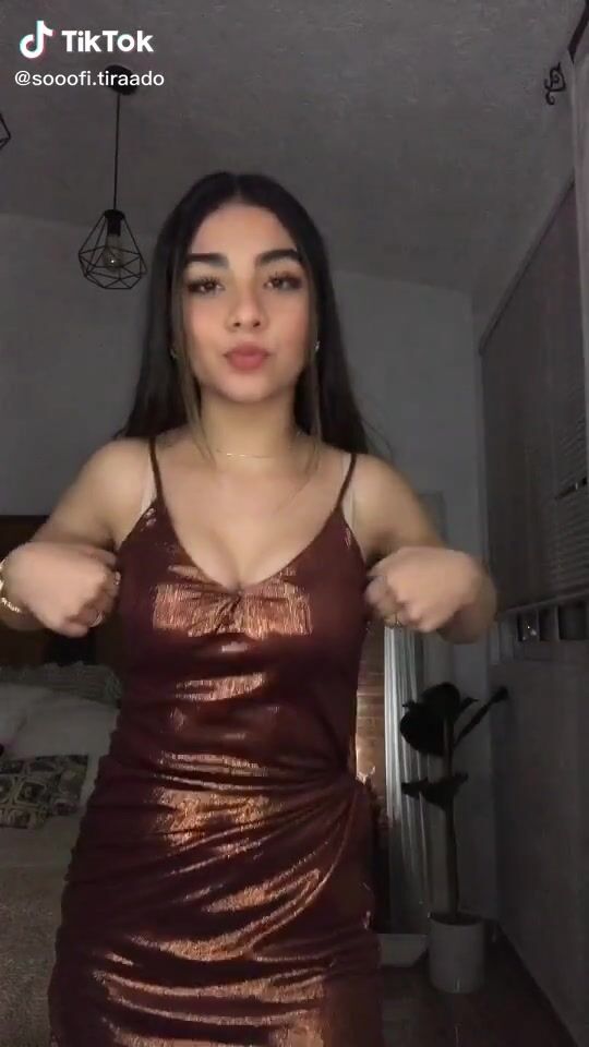 Sofi Tirado (@sooofi.tiraado) #cleavage #dress #golden dress... «que tengan un feli año bbs ...