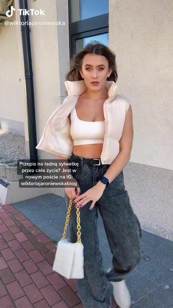 Wiktoria Jaroniewska (@wiktoriajaroniewska) #cleavage #crop top #white ...