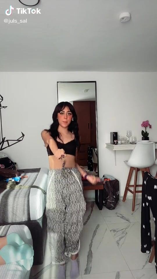 Juls_sal (@juls_sal) #crop top #black crop top «Adivinen de quién son los pies...» | yephot.com